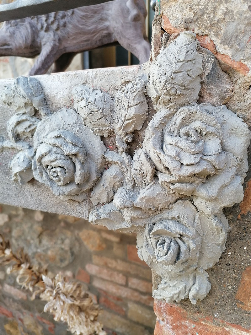 La forma dell'arte: decorazione esterna a stucco con motivo di rose